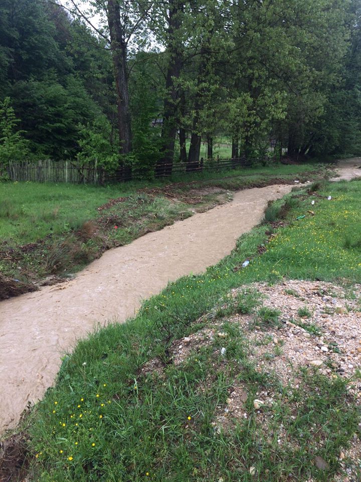 VIDEO 30 de familii izolate de viitură la Milcoiu! Drumul care face ...