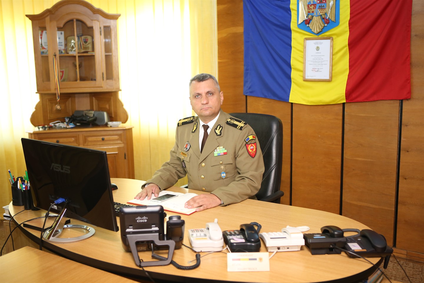 Locotenent-colonelul Iulian I. TRUŞCĂ, comandantul Centrului Militar ...