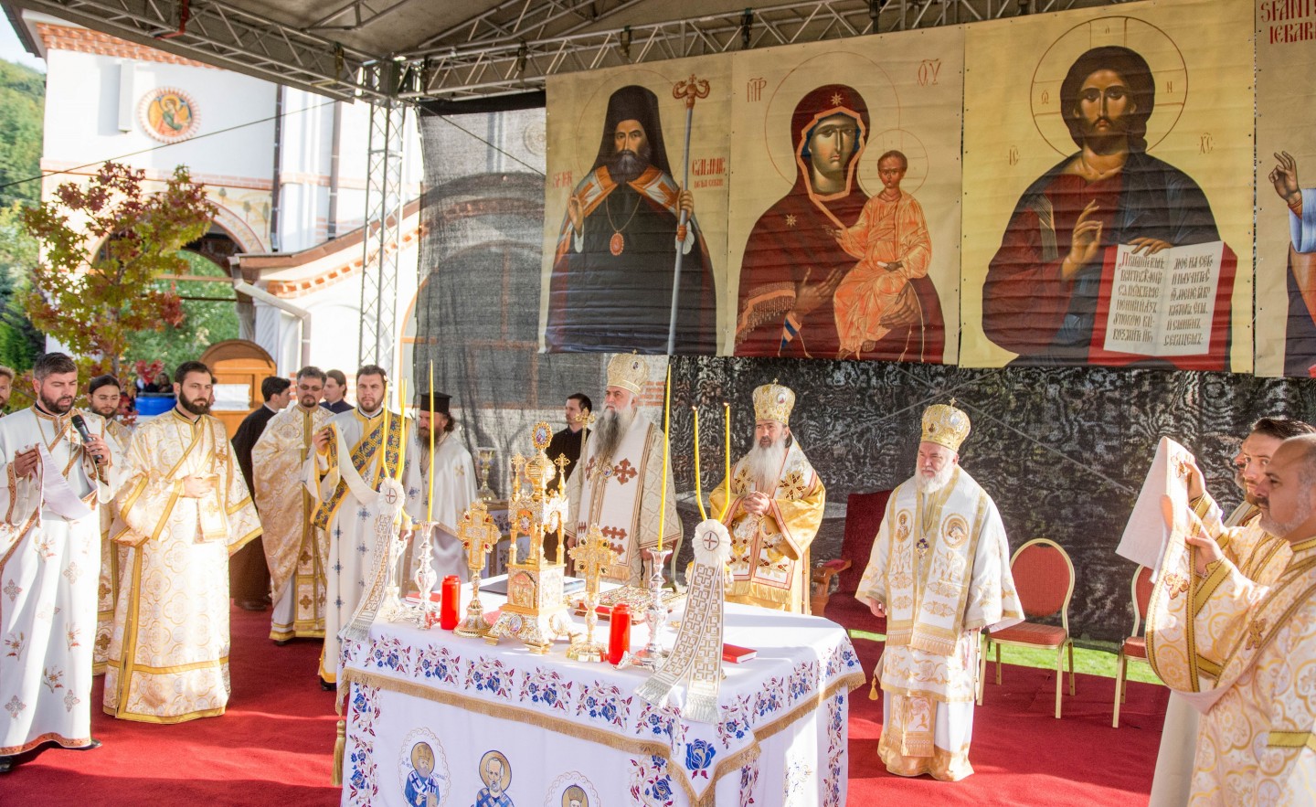 Mănăstirea Antim Ivireanul din Troianu_Râmnicu Vâlcea a îmbrăcat haine ...