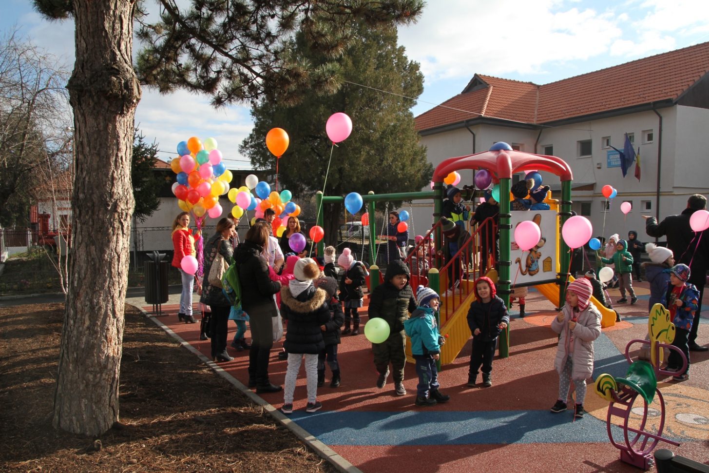 FOTO Cadou de Moş Nicolae pentru preşcolarii de la Grădiniţa Traian ...