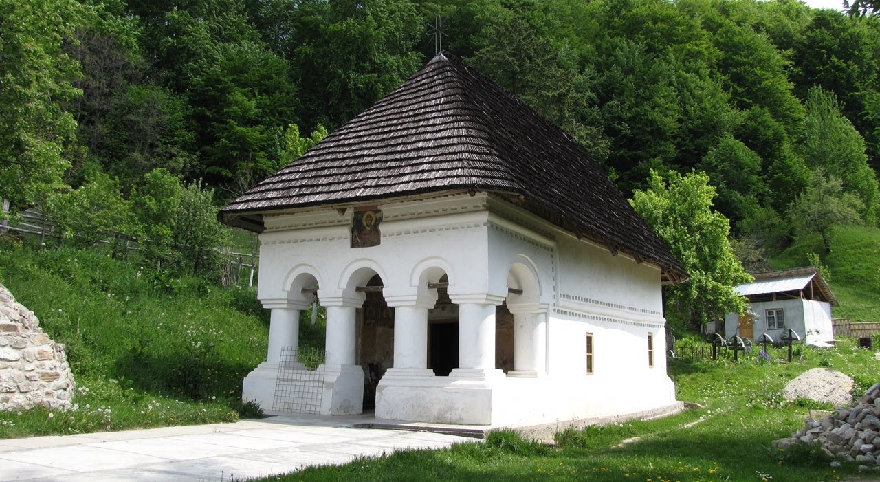 Drumul spre Schitul Bradu din Olănești a fost modernizat - Eveniment ...