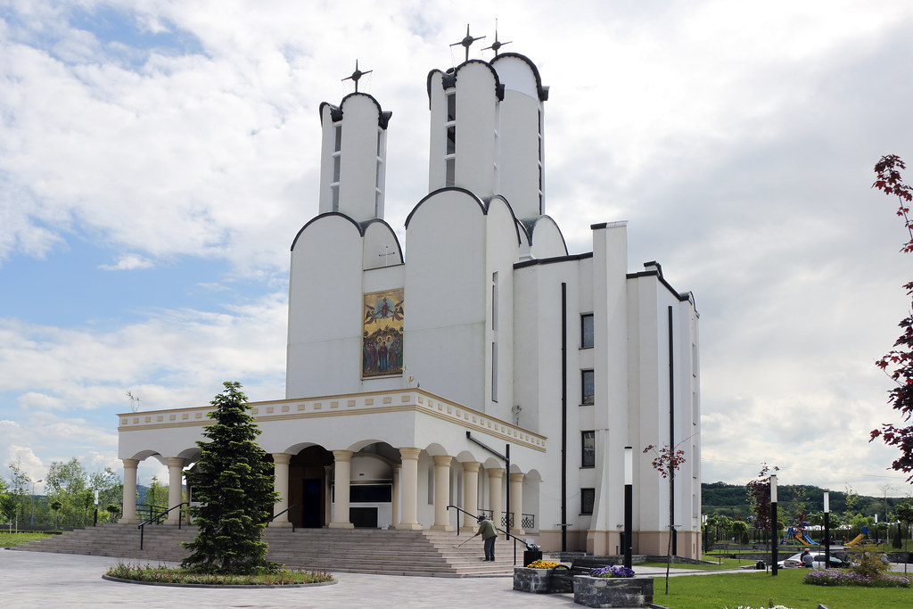Parohia Ostroveni a făcut un cadou celor peste 4000 de elevi din cel ...